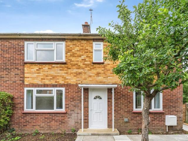 Hilltop Close, Ascot, SL5 3 bed terraced house to rent £2,350 pcm £542 pw
