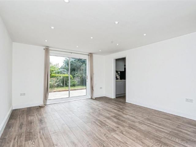 Hilltop Close, Ascot, SL5 3 bed terraced house to rent £2,450 pcm £565 pw