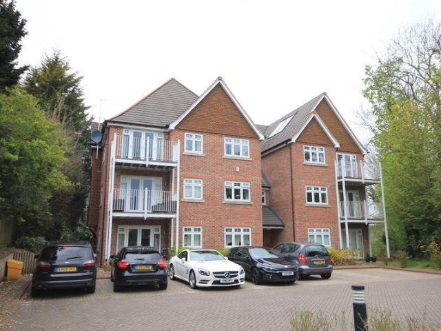 Hillview, Caterham 2 bed apartment to rent £1,550 pcm £358 pw