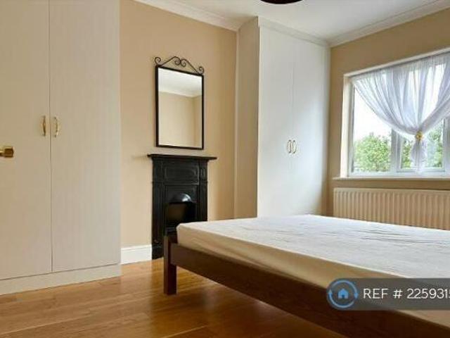 Hillview Gardens, London, 1 Bedroom House