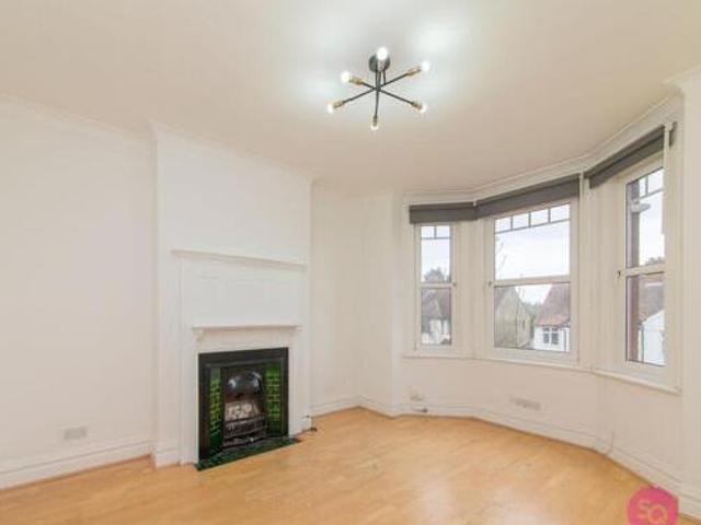 Hillview Gardens, London, 3 Bedroom Flat