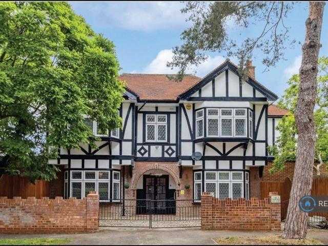 Hillview Road, Pinner, HA5 5 bed detached house to rent £3,750 pcm £865 pw