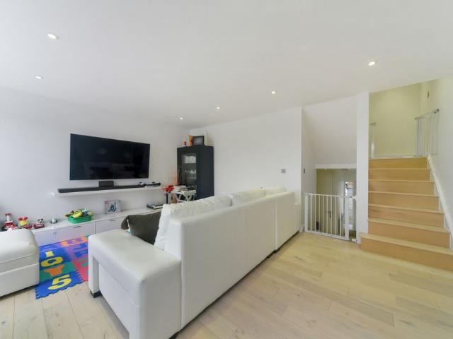 Hillview, SW20, London
