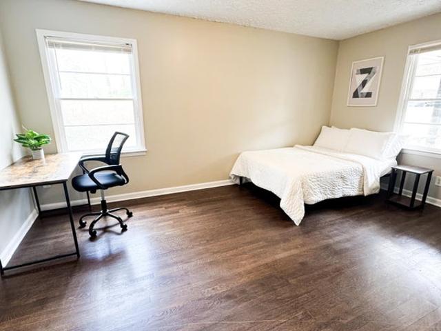 HIP and COOL Modern home Home! HUGE Bedrooms with
