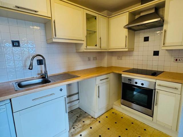 Hirst Crescent, Wembley HA9 2 bed flat to rent £2,000 pcm £462 pw