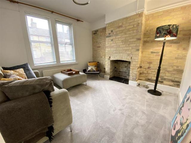 Histon Road, Cambridge CB4 2 bed terraced house to rent £2,100 pcm £485 pw