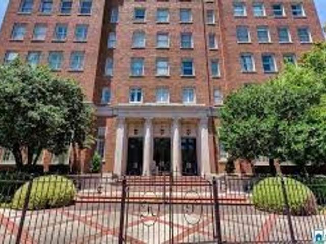 Historic Highland Plaza Efficiency / Studio Apartment!
