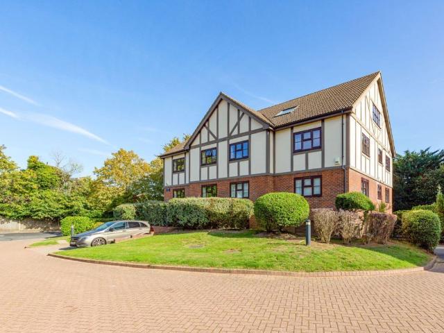 Hitchen Hatch Lane, Sevenoaks TN13, 2 bed flat to rent, £1,950 pcm | PrimeLocation