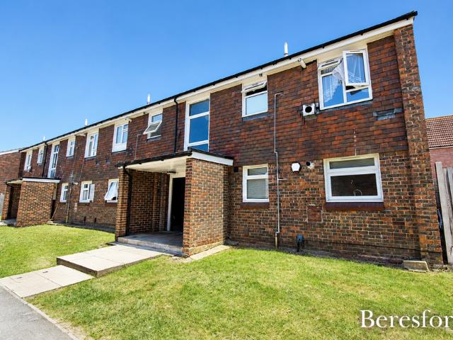 Hitchin Close, Harold Hill, RM3 1 bed apartment to rent £1,195 pcm £276 pw