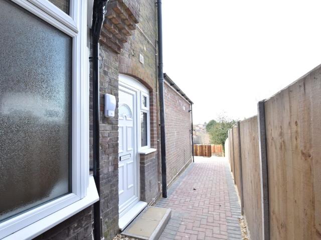 Hitchin Road, Luton, Bedfordshire LU2, 2 bed flat to rent, £1,150 pcm | PrimeLocation