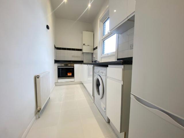 Hither Green Lane, London SE13, 3 bed flat to rent, £1,900 pcm | PrimeLocation