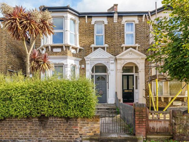 Hither Green Lane, London, SE13 3 bed flat to rent £2,200 pcm £508 pw
