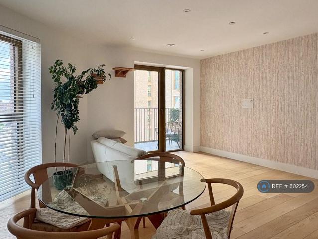 Hive House, Brentford, TW8 2 bed flat to rent £2,950 pcm £681 pw