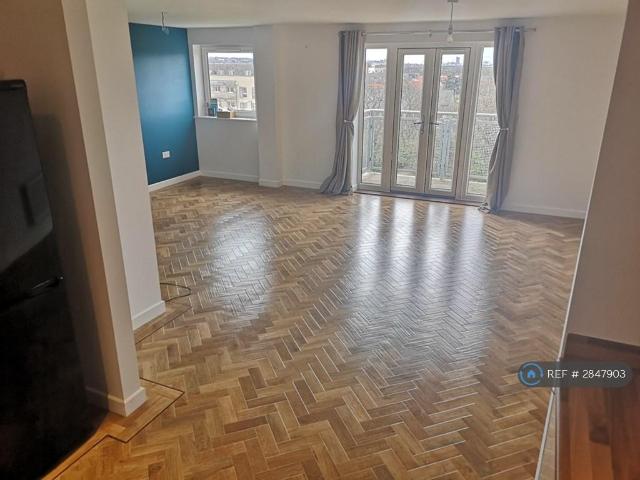 Homberg House, Dartford, DA1 2 bed flat to rent £1,700 pcm £392 pw