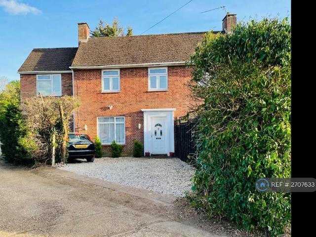 Home Meadow, Farnham Royal, SL2 3 bed semi detached house to rent £2,250 pcm £519 pw