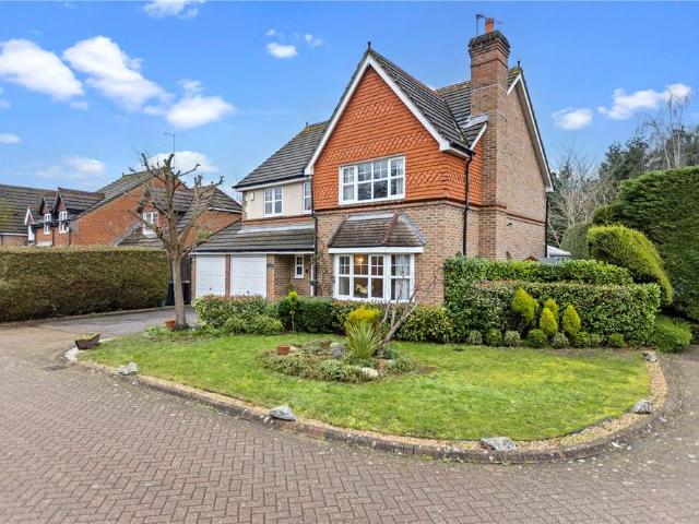 Home Close, Virginia Water, Surrey, GU25 4 bed detached house to rent £3,500 pcm £808 pw