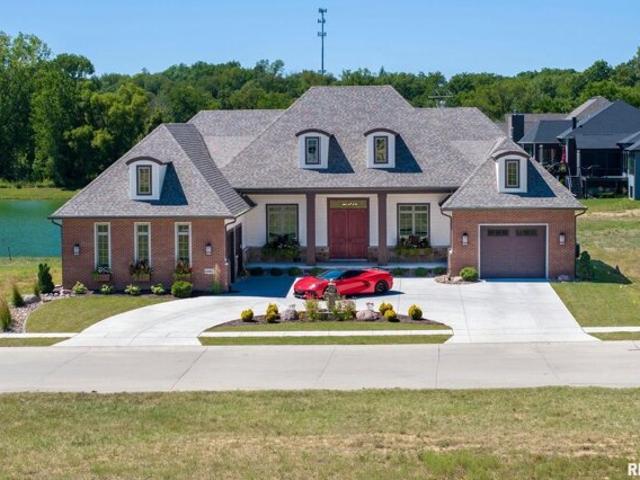 Home For Sale In Bettendorf, Iowa