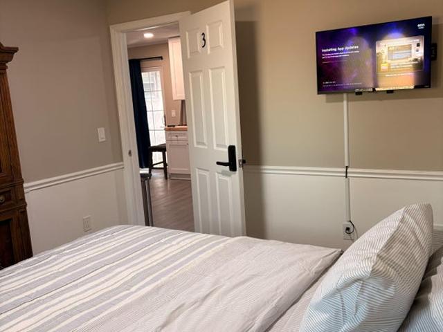 Home just 5 Minutes from JU! Large Backyard, Pati