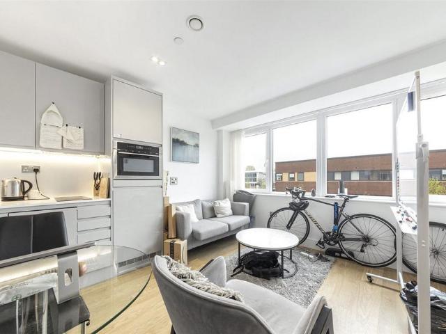 Home Park Mill Link, Kings Langley WD4 1 bed flat to rent £1,150 pcm £265 pw