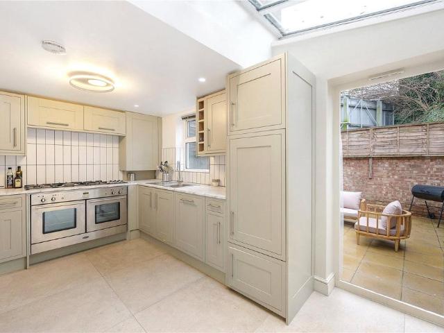 Home Road, Battersea, SW11 4 bed terraced house to rent £5,500 pcm £1,269 pw