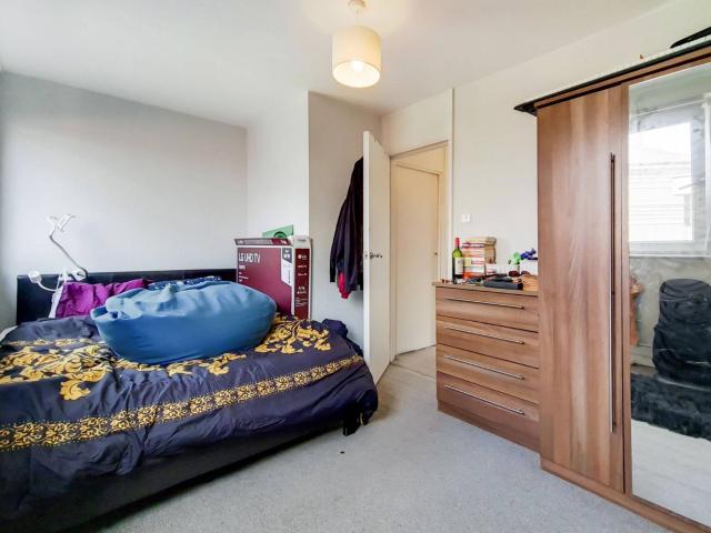 Homely double bedroom in a shared flat next to Tower Bridge Has a Room