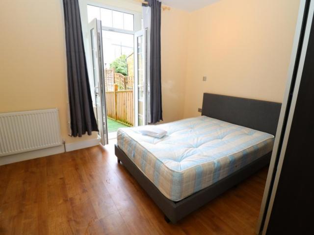Homely double bedroom in Ealing Has a Room