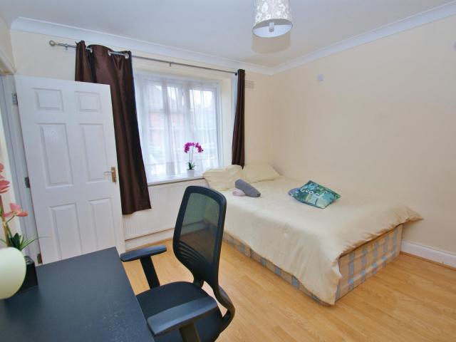 Homely double bedroom in East Acton Has a Room