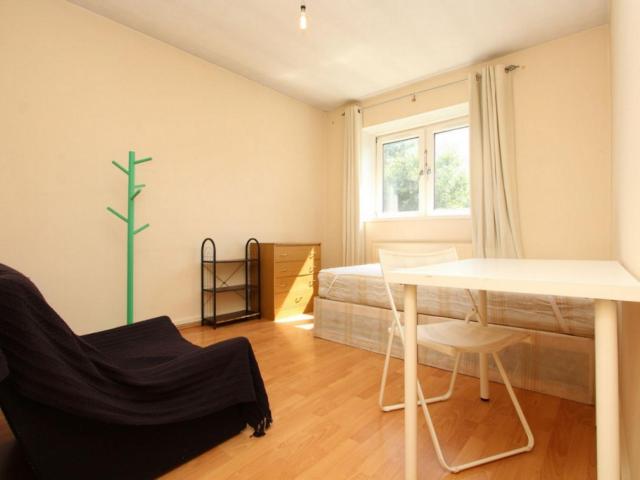 Homely double bedroom in Mile End Has a Room