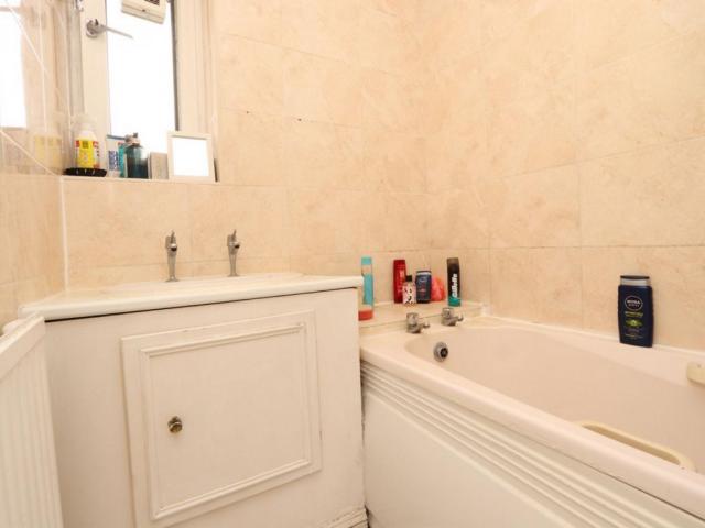 Homely double bedroom in Mile End Has a Room