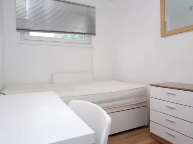 Homely double bedroom in Shadwell Has a Room