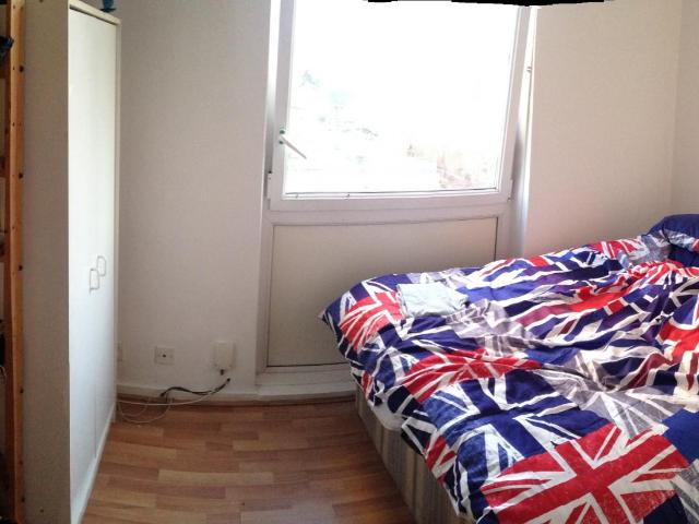 Homely double bedroom near the Larkhall Park Has a Room