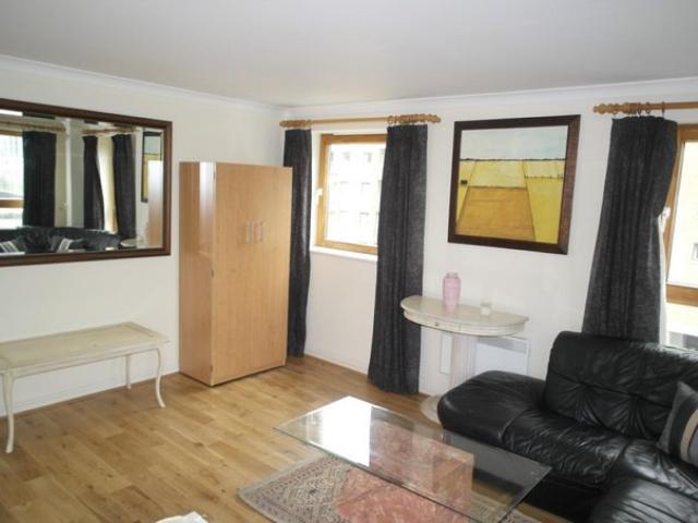 Homely double bedroom near University of Sunderland in London Has a Room