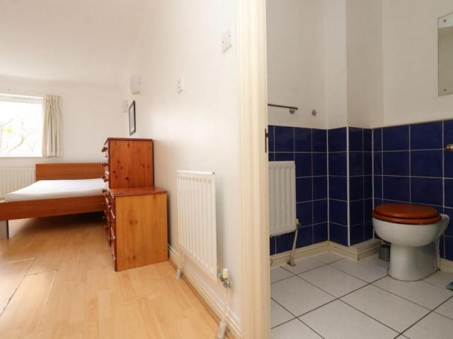 Homely double ensuite bedroom by the Limehosue Basin Has a Room