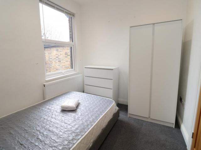 Homely double ensuite bedroom in Ealing Has a Room