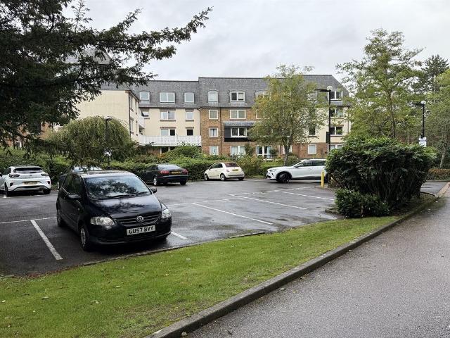 Homestream House, Horsham RH12, 1 bed flat to rent, £1,300 pcm | PrimeLocation