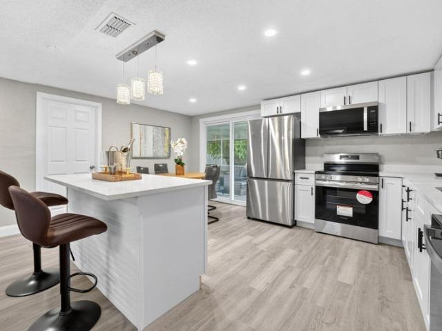 homePremium: HUGE 4K TVs, Mini Fridge, Workspace