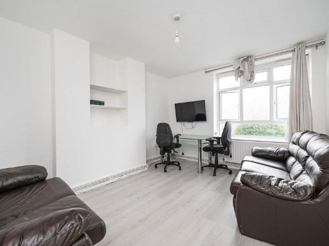 Homerton Road, E9, Hackney, London, E9 2 bed flat to rent £2,250 pcm £519 pw