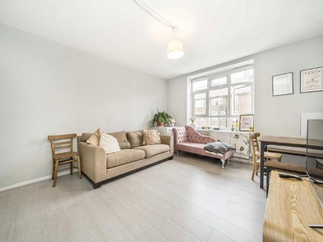 Homerton Road, London E9 3 bed flat to rent £2,650 pcm £612 pw