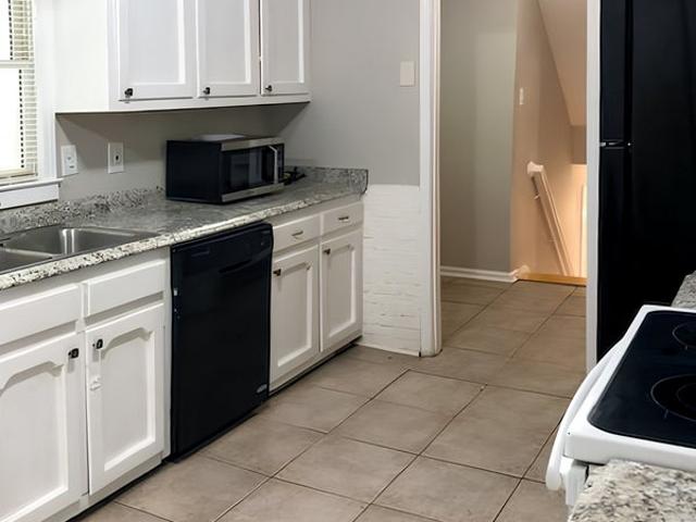 Homey & beautiful Austell House with Backyard