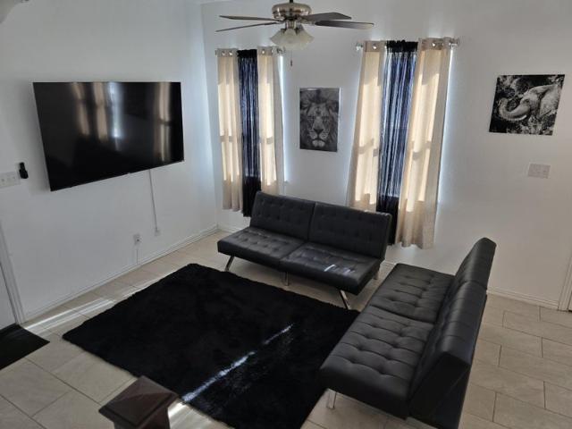 Homey & beautiful Irving Townhouse with Living roo