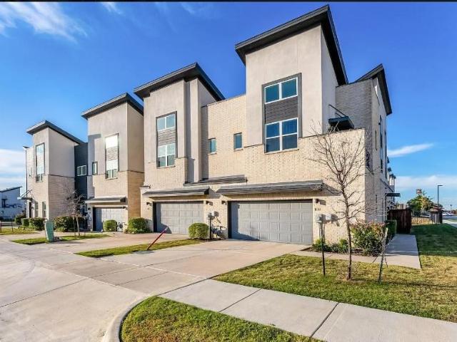 Homey & beautiful Irving Townhouse with Living roo