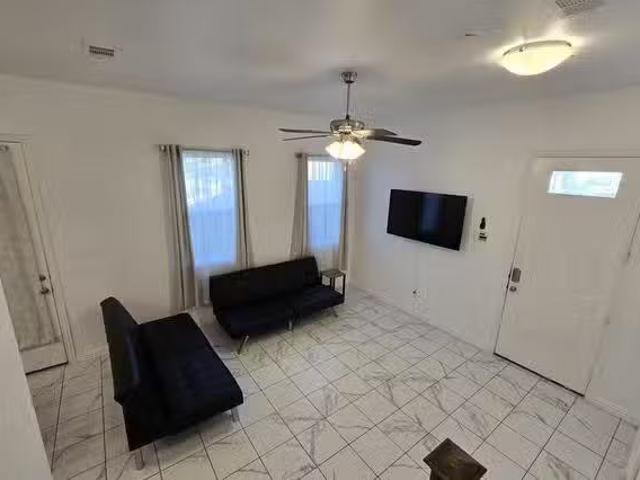 Homey & beautiful Irving Townhouse with Living room id. 10143