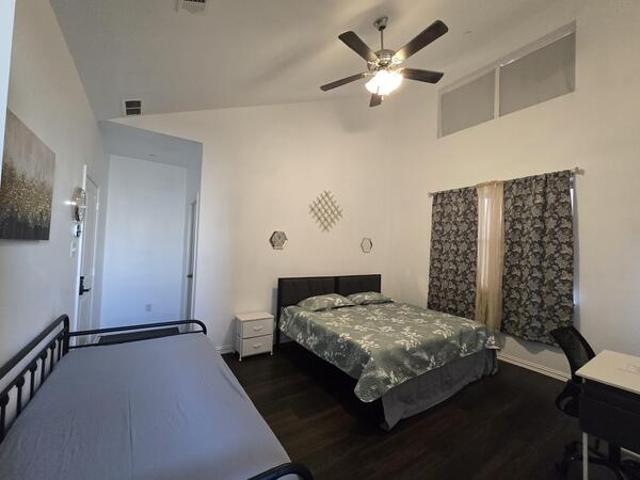 Homey & beautiful Irving Townhouse with Living room