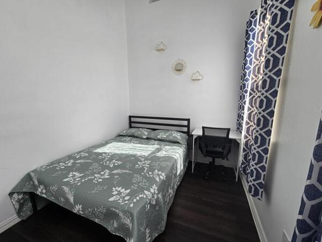 Homey & beautiful Irving Townhouse with Living room