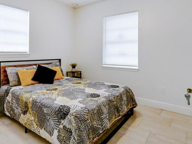Homey & comfortable Tampa House with Garage