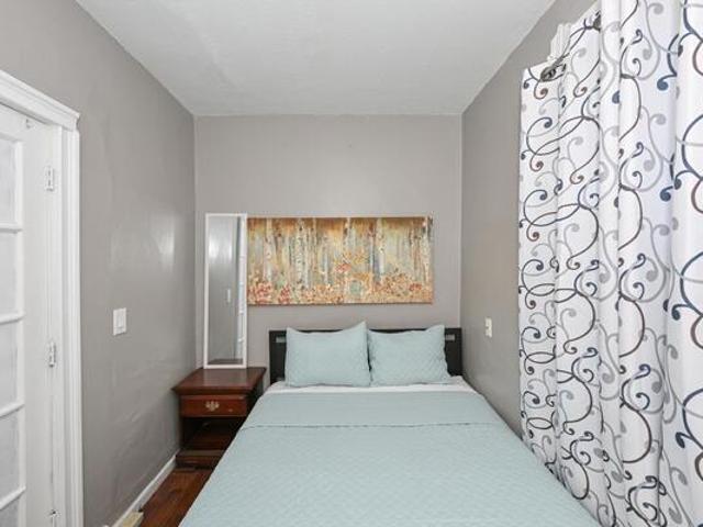 Homey & newly renovated Cleveland House with Living room