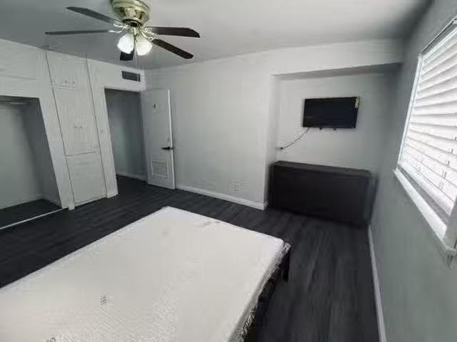 Homey & newly renovated Las Vegas House with Patio or porch i.