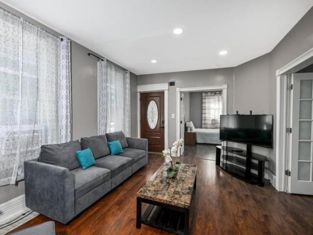 Homey & newlyrenovated Cleveland House with Living