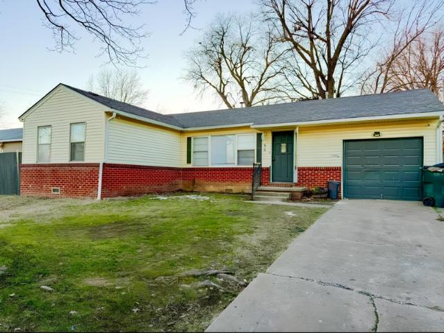 Homey & newlyrenovated Owasso House with Backyard