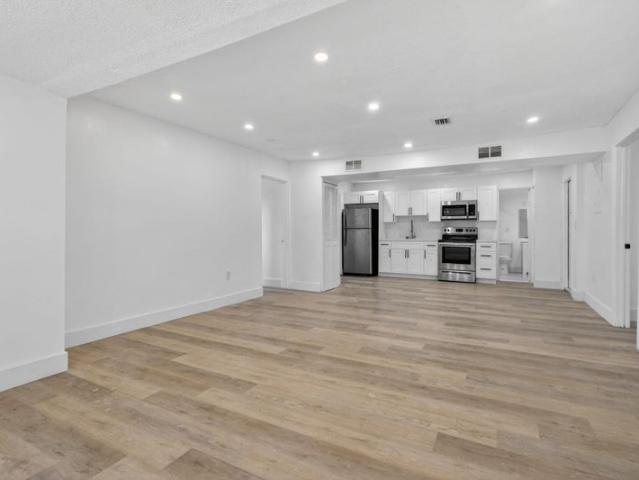 Homey & Spacious Room in Central Miami
